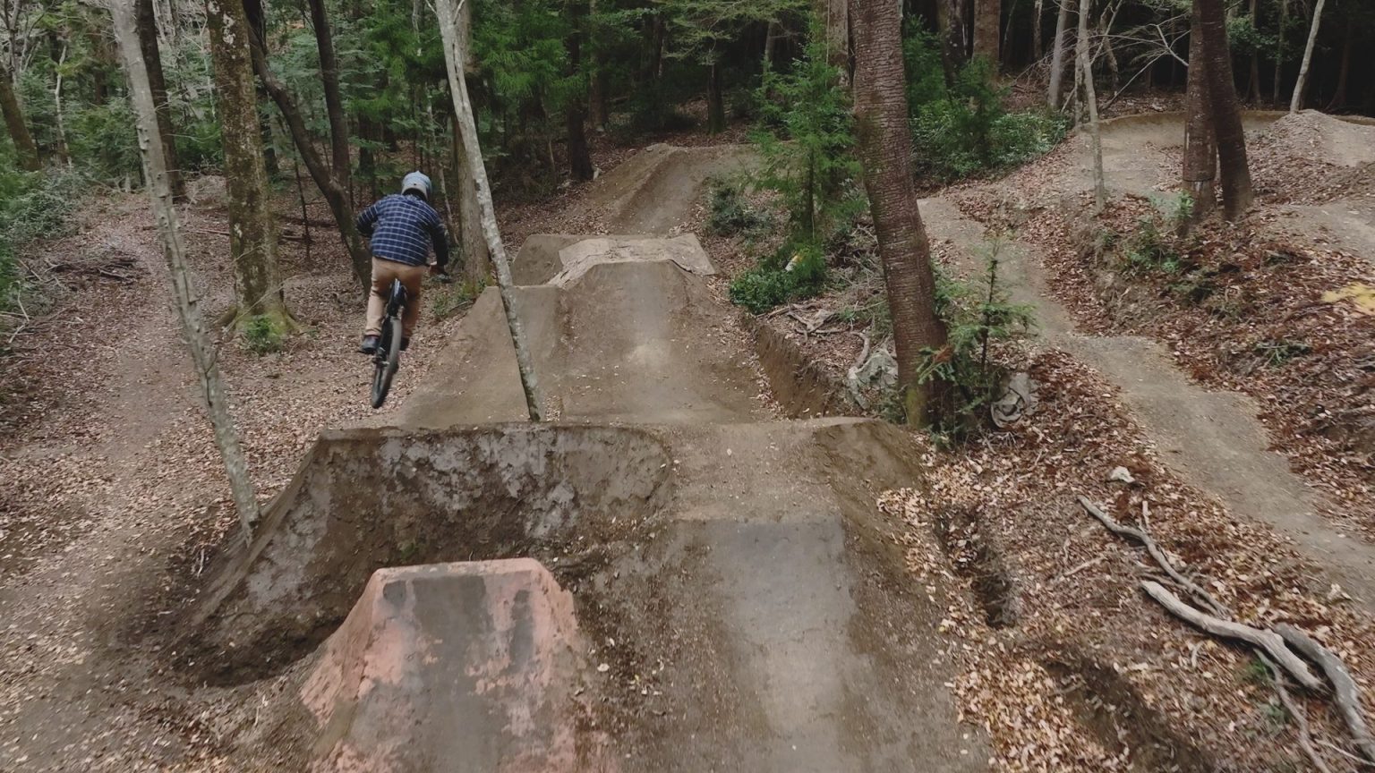 【PR】VRChatでリアルなマウンテンバイク体験！ ヤマハ発動機の企業ワールド「VR TRAIL」が熱い！ | メタカル最前線