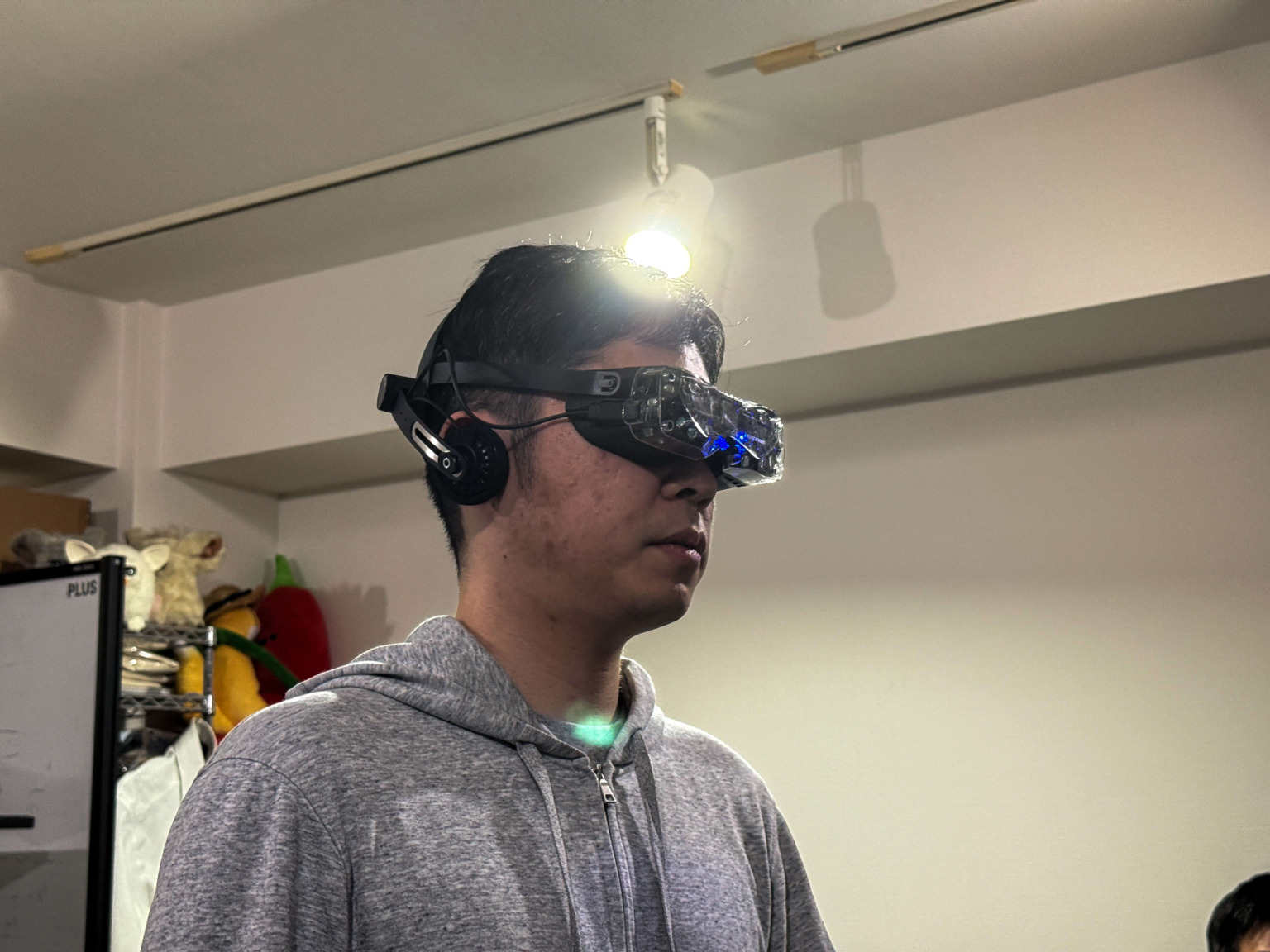 軽さと高画質に「視野の広さ」も追加。新型VRヘッドセット「Bigscreen Beyond 2」を最速体験！ | メタカル最前線